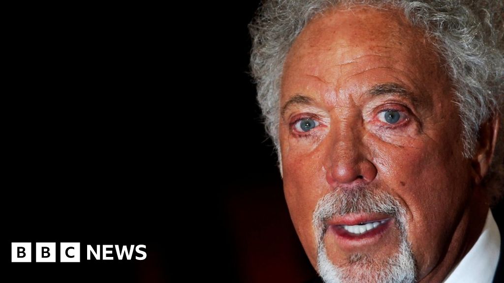 Sir Tom Jones to make return with York Racecourse show - BBC News
