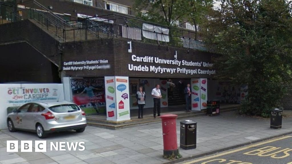 Students breathalysed at Cardiff University union bar - BBC News