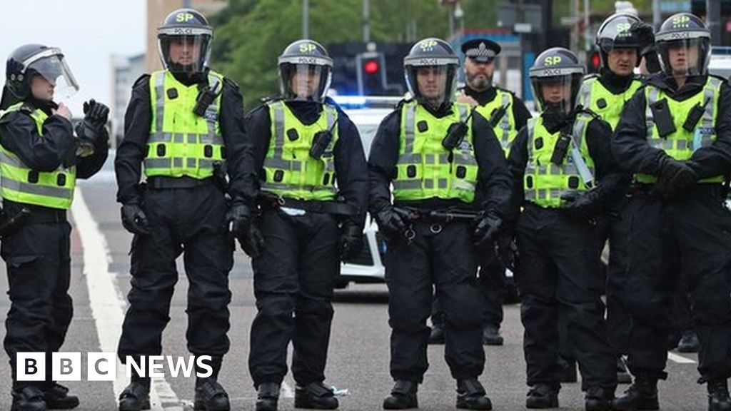 Scottish police officers take action in pay dispute - BBC News