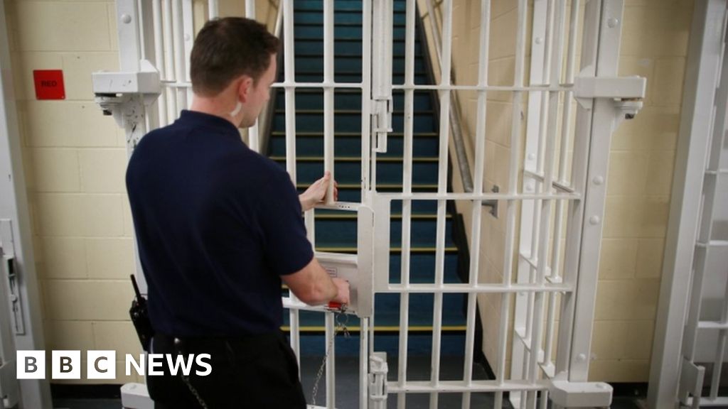 Graduates fast-tracked into prison service - BBC News