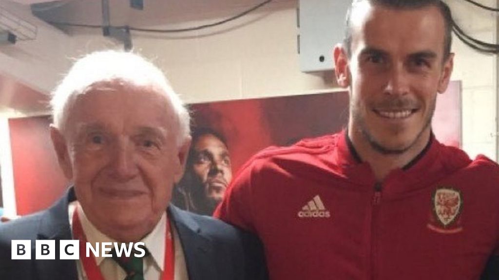 World Cup: Ex-Wales star wants his 1958 shirts back - BBC News