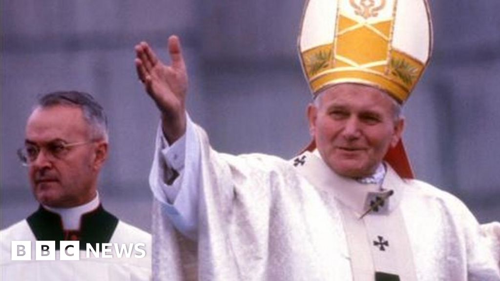 Between two popes - the changing face of Ireland - BBC News