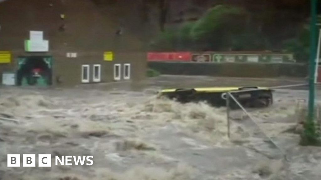 Boxing Day floods: Flooding timeline in the Calder Valley - BBC News