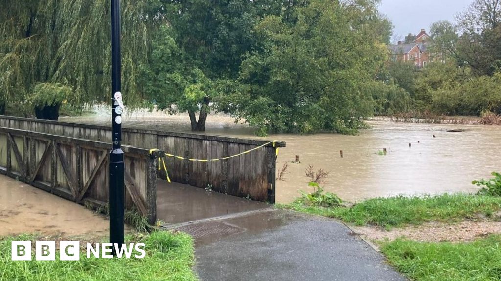 Hampshire and Isle of Wight: Roads flooded in amber rain warning - BBC News
