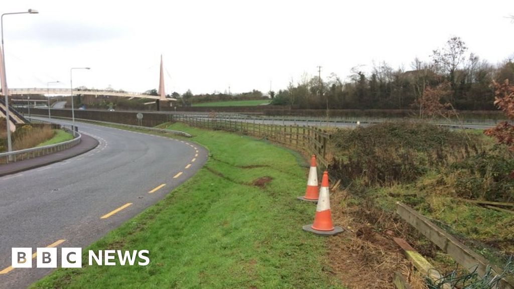 Two men die in crashes in Cork and Limerick - BBC News