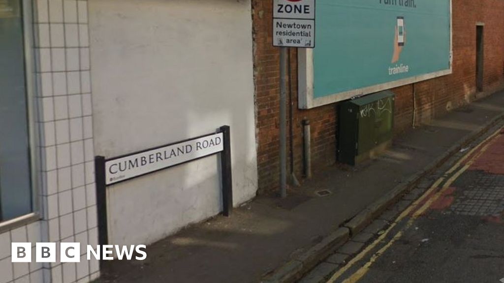 Man hit by car and stabbed in Reading gang attack - BBC News