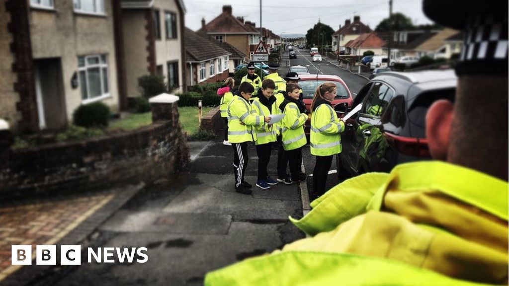 Drivers in Llanelli warned for speeding by schoolchildren - BBC News