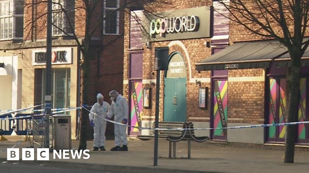 Solihull stabbing: Man died after knifing in town centre - BBC News