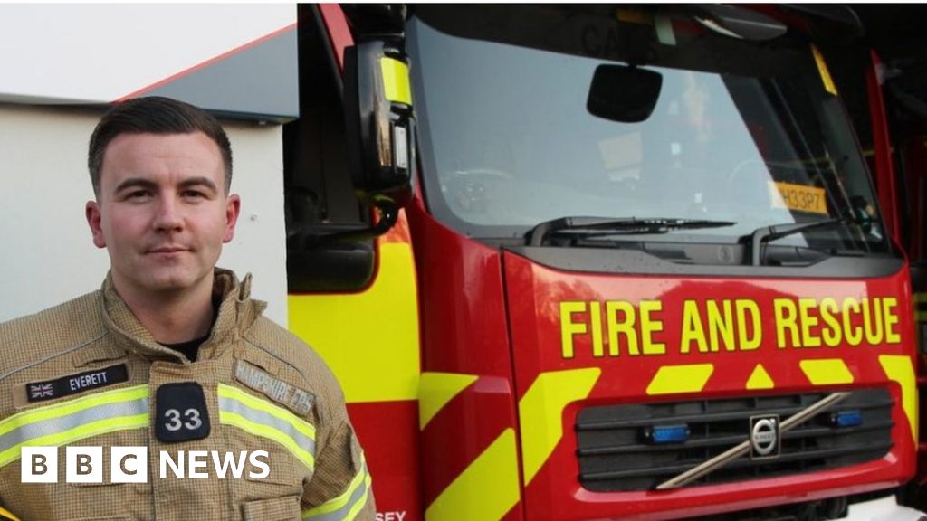 Off-duty firefighter praised for saving man's life in Romsey - BBC News