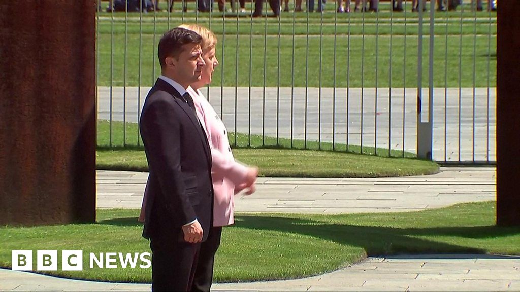 Angela Merkel seen shaking in high temperatures