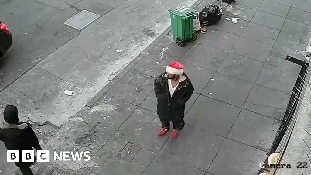 Passers-by shrug as 'Santa' sprays bullets in San Francisco - BBC News