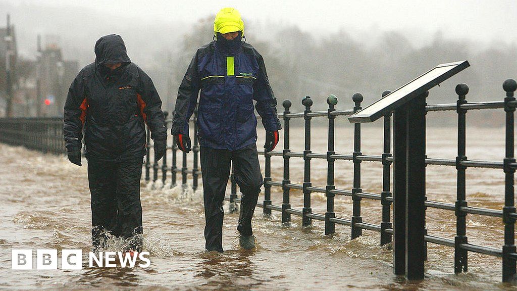 Dumfries flood protection scheme taken forward - BBC News