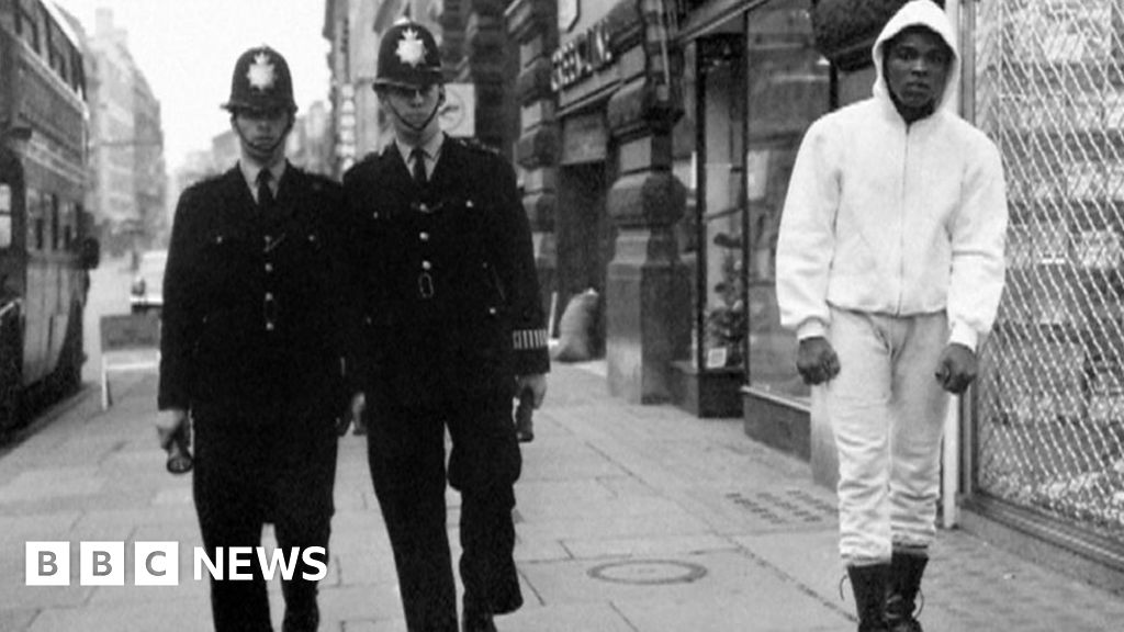 Muhammad Ali's life in London shown in pictures - BBC News