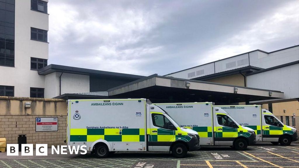 Lack of beds during hospital's major incident - report - BBC News