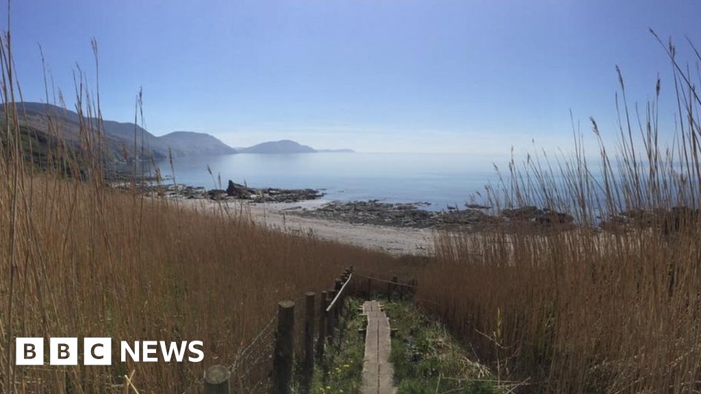 Ex-serviceman's body found on Manx beach 'weeks after death' - BBC News