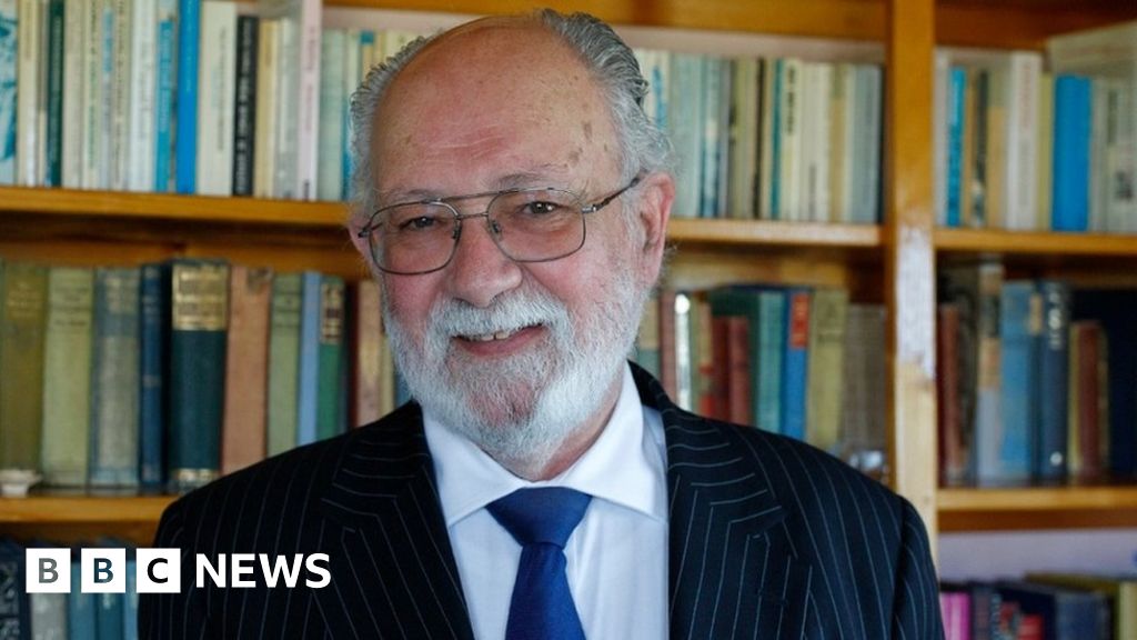 Row over 'off island' Western Isles Health Board directors - BBC News