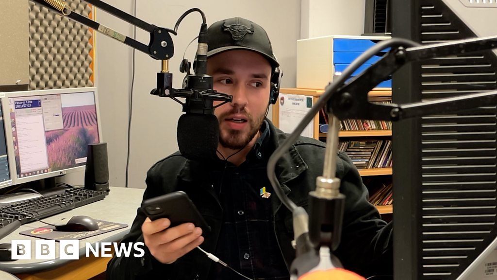 Ukraine radio show DJs in Peterborough speak of war 'upset' - BBC News