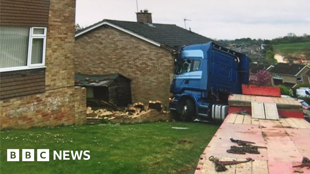 Runaway lorry carrying digger crashes into house in Banbury - BBC News