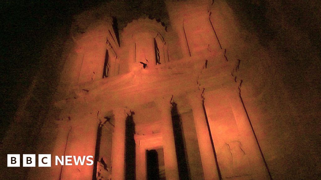 Lighting up Petra with more than 1,500 candles - BBC News
