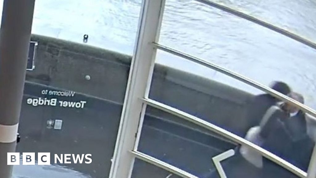 Police hunt for man after Tower Bridge 'headbutt attack' - BBC News