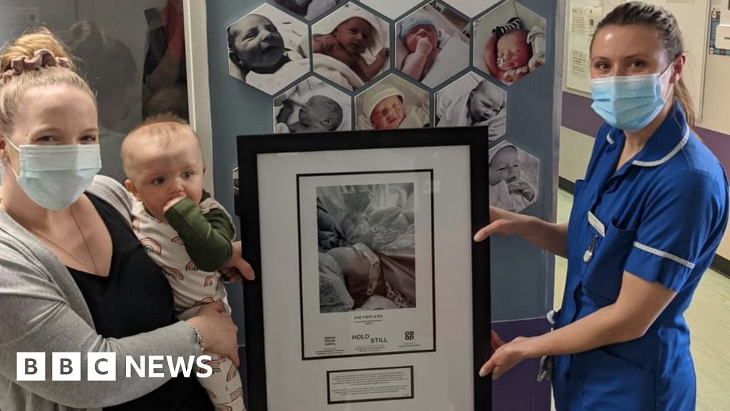 'First Kiss' lockdown photo gifted to Lincoln Hospital