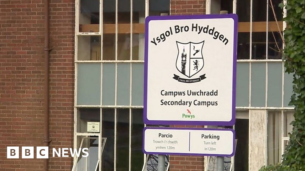 Parents divided over Machynlleth school's Welsh plans - BBC News