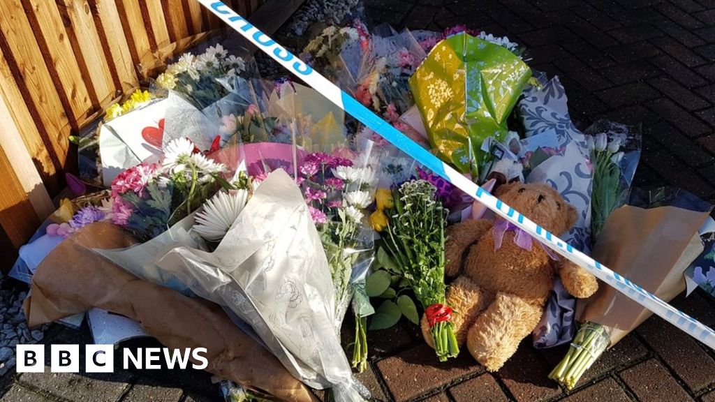Hull fatal house fire: Floral tributes left for victims - BBC News