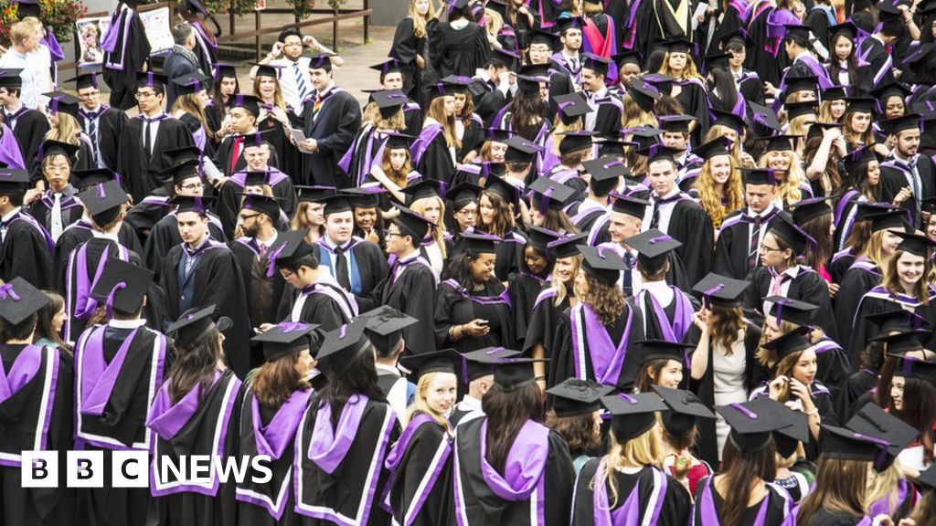 Many graduates earn 'paltry returns' for their degree - BBC News