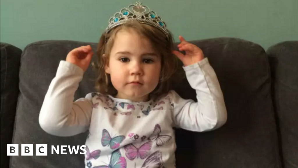 Four-year-old comic Isla Nelson named inspiring woman - BBC News