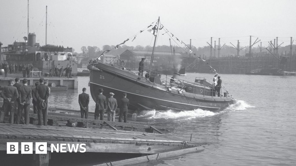 Historic lifeboat images go on show at Poole Museum - BBC News