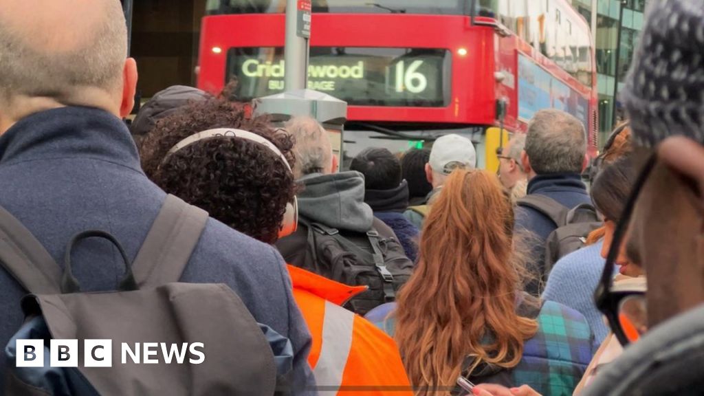 Tube strike: Victoria station commuters brave the bus queues - BBC News