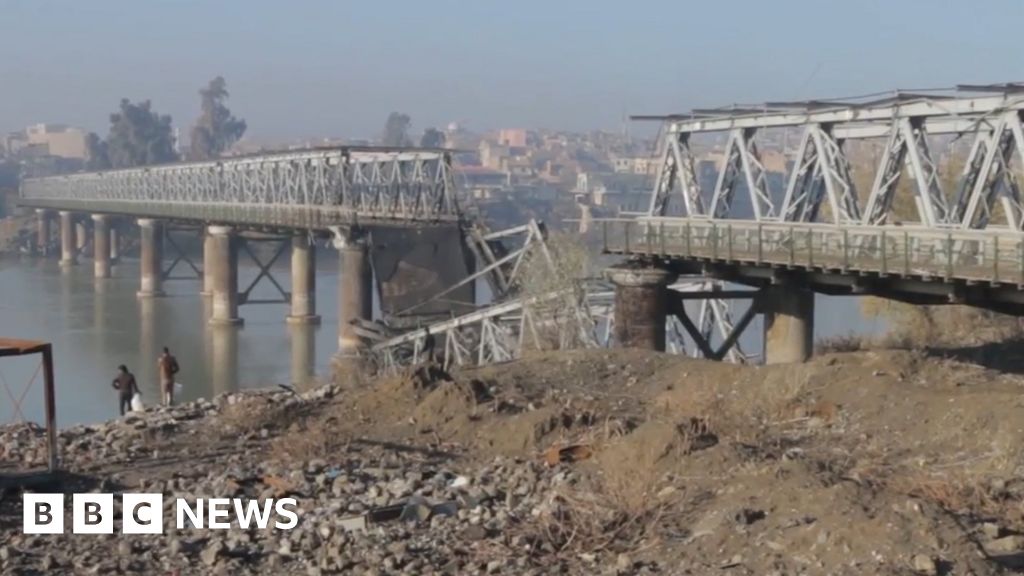 Mosul battle: Last bridge 'disabled by air strike' - BBC News