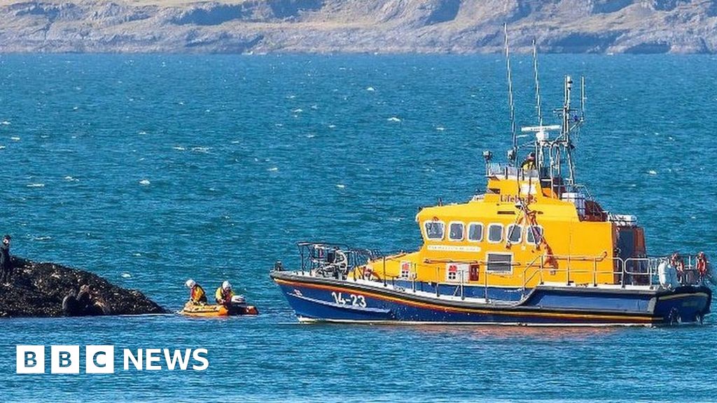 Unconscious diver rescued by Oban lifeboat crew - BBC News