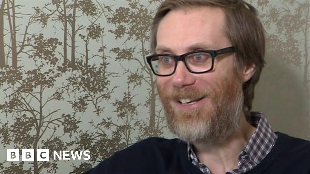 Comedian Stephen Merchant visits grandmother's hospice - BBC News