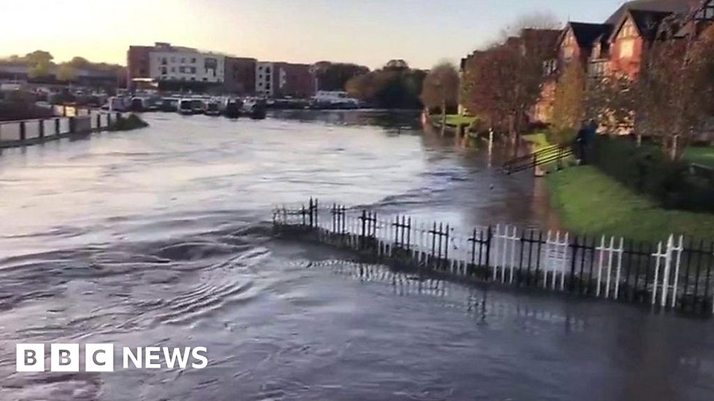 Rising floodwaters lead to Northwich evacuations - BBC News