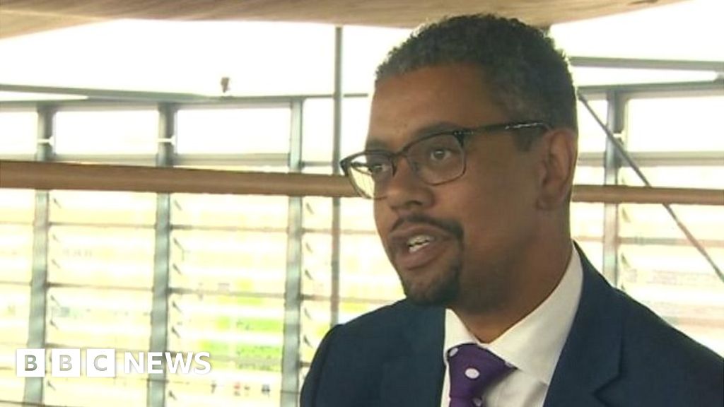 Welsh Labour leader needs 'courage to be different' - BBC News