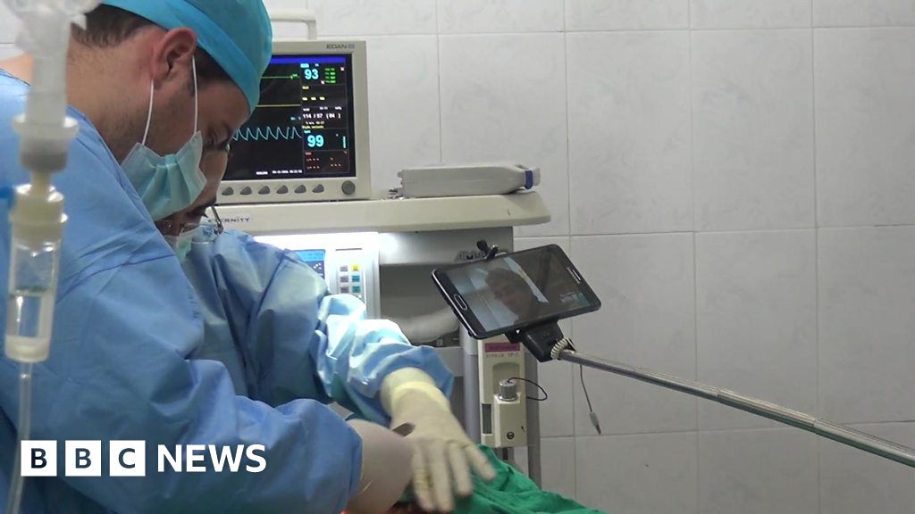 Syrian doctors perform life-saving operations via Skype - BBC News