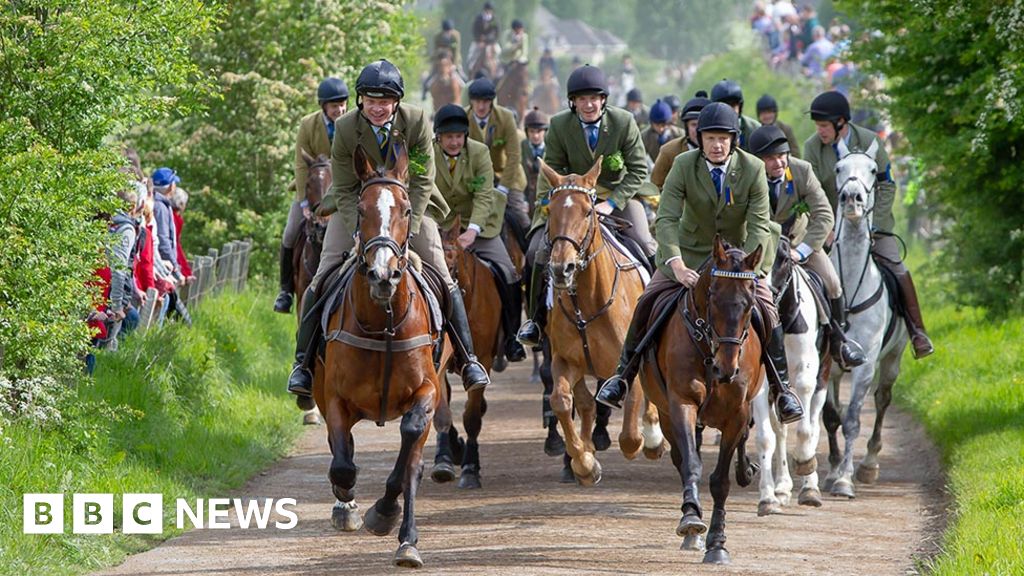 In pictures: Hawick Common Riding - BBC News