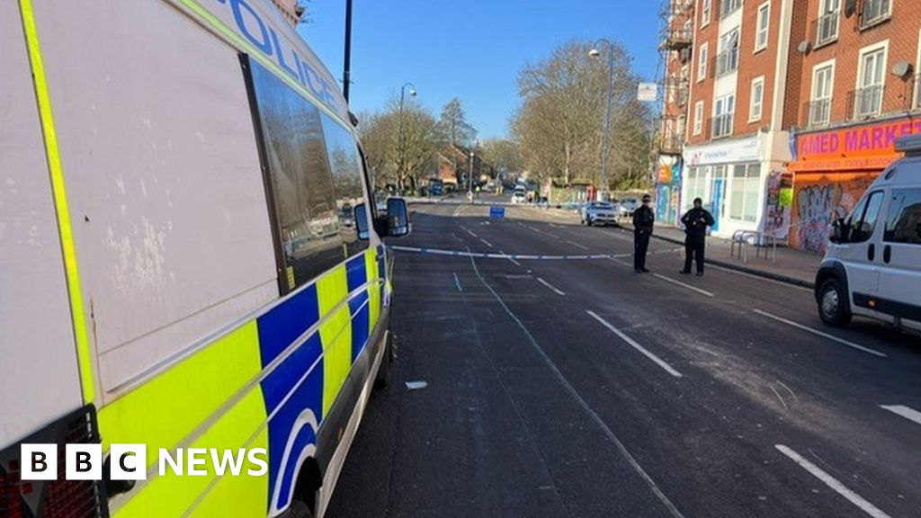St Pauls stabbing: Murder inquiry after man dies in Bristol