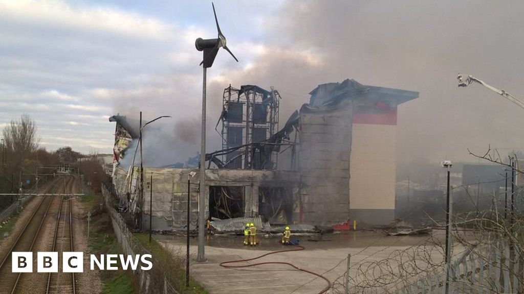 Croydon self-storage warehouse destroyed in blaze - BBC News