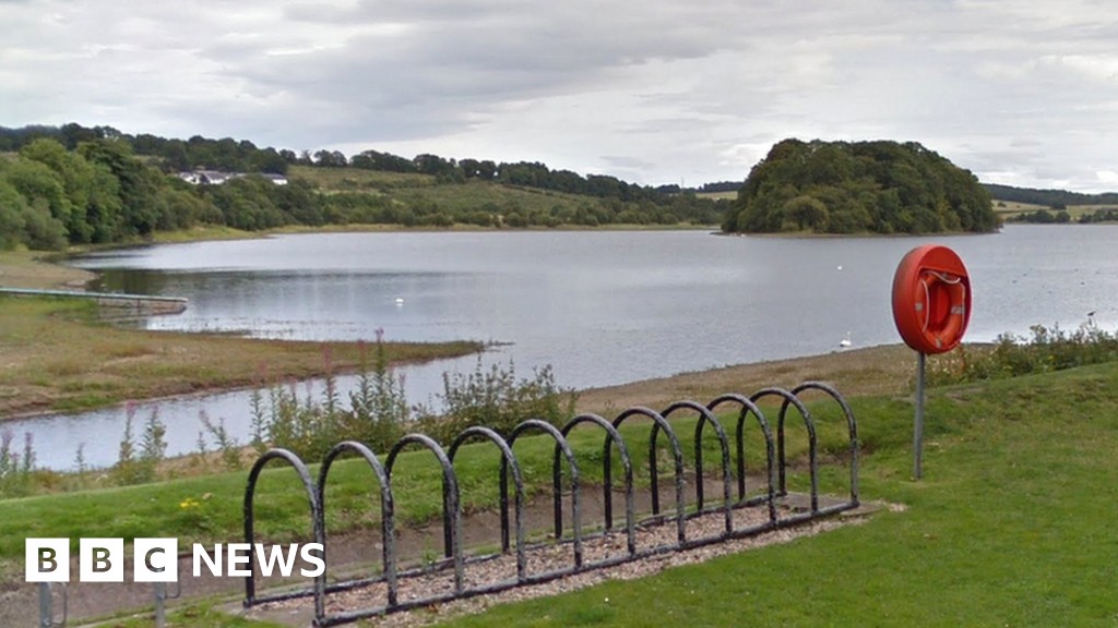 Body found in search for two men missing at Alloa reservoir - BBC News
