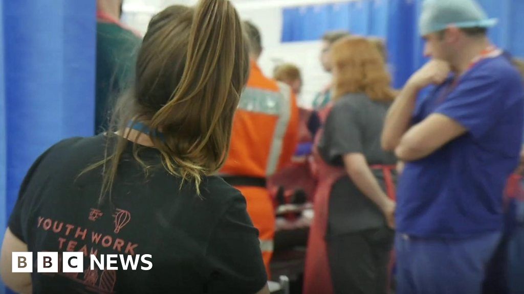 The charity helping people escape gang violence - BBC News