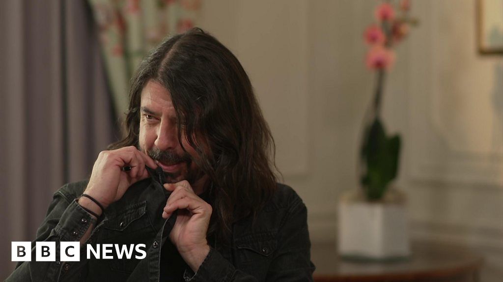 Dave Grohl demonstrates 'teeth-drumming' - BBC News
