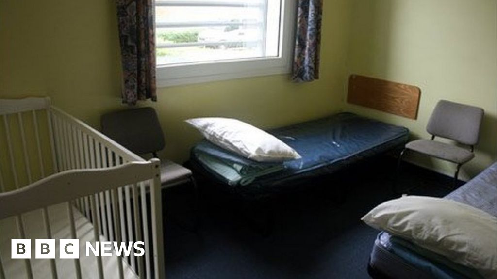 Deportation unit near Gatwick to close - BBC News