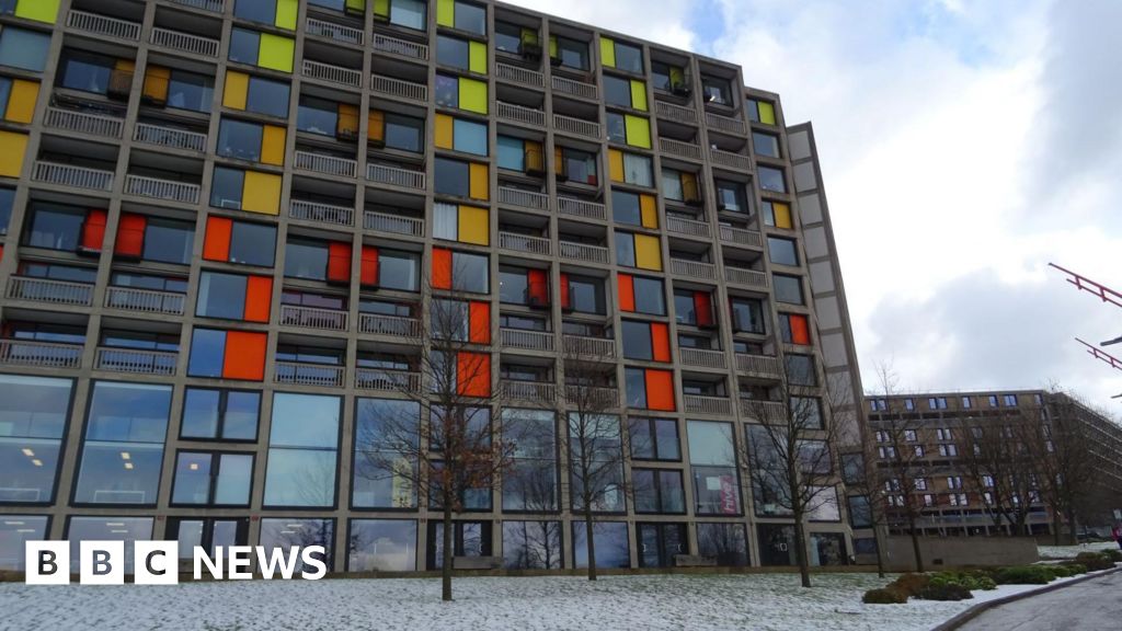 Climbing event at Sheffield's landmark Park Hill flats scrapped - BBC News
