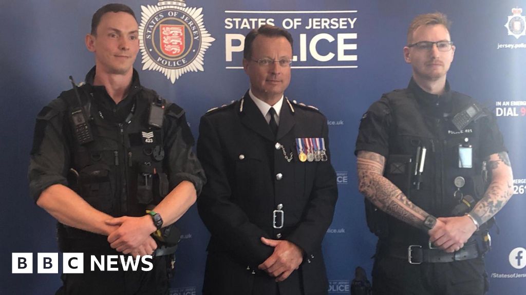 Jersey police officers honoured for saving lives of stab victims - BBC News