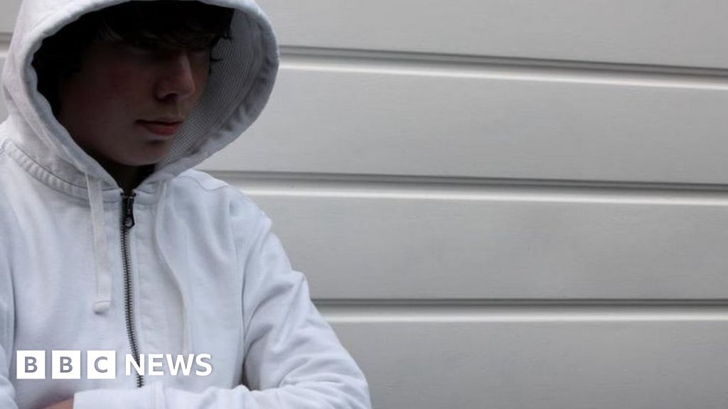 More children missing from foster care - BBC News