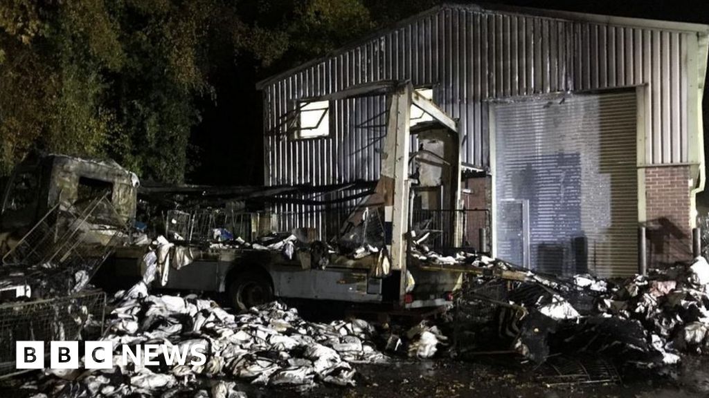 Lorry destroyed in late-night fire in Hythe - BBC News
