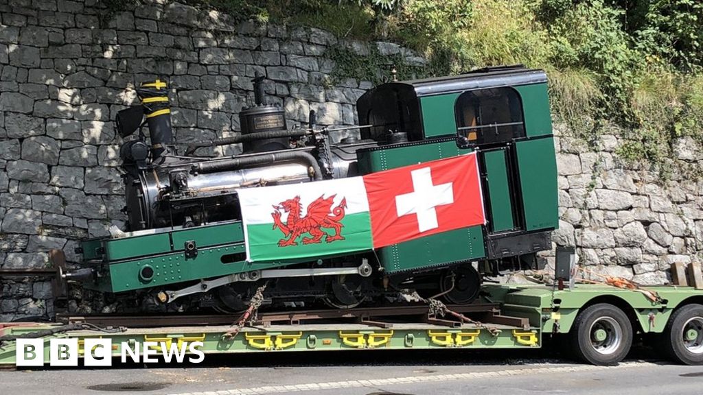 Swiss Alpine steam train travels 900 miles to Snowdonia - BBC News