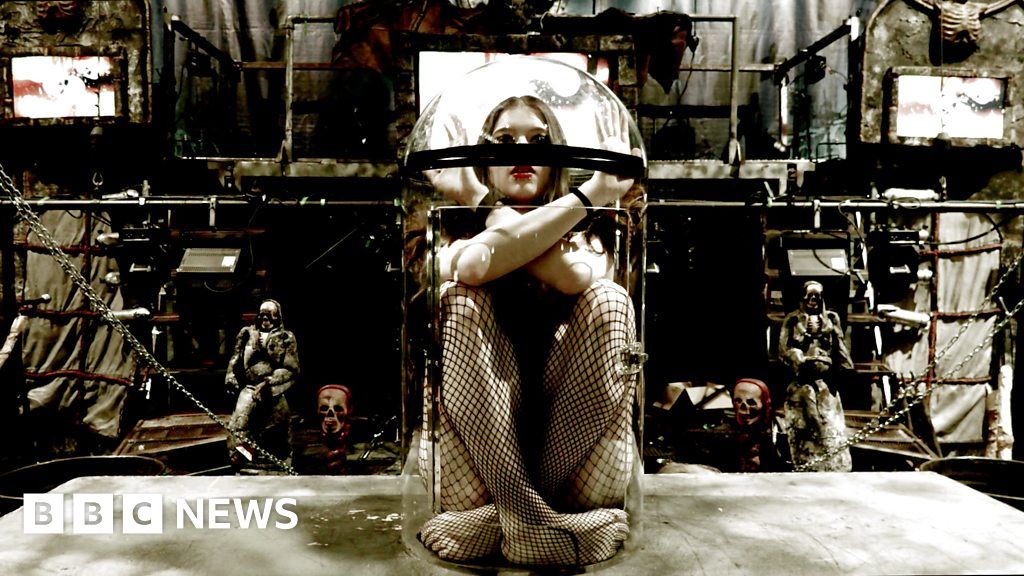 Southampton student makes debut as 'Pickled Person' - BBC News